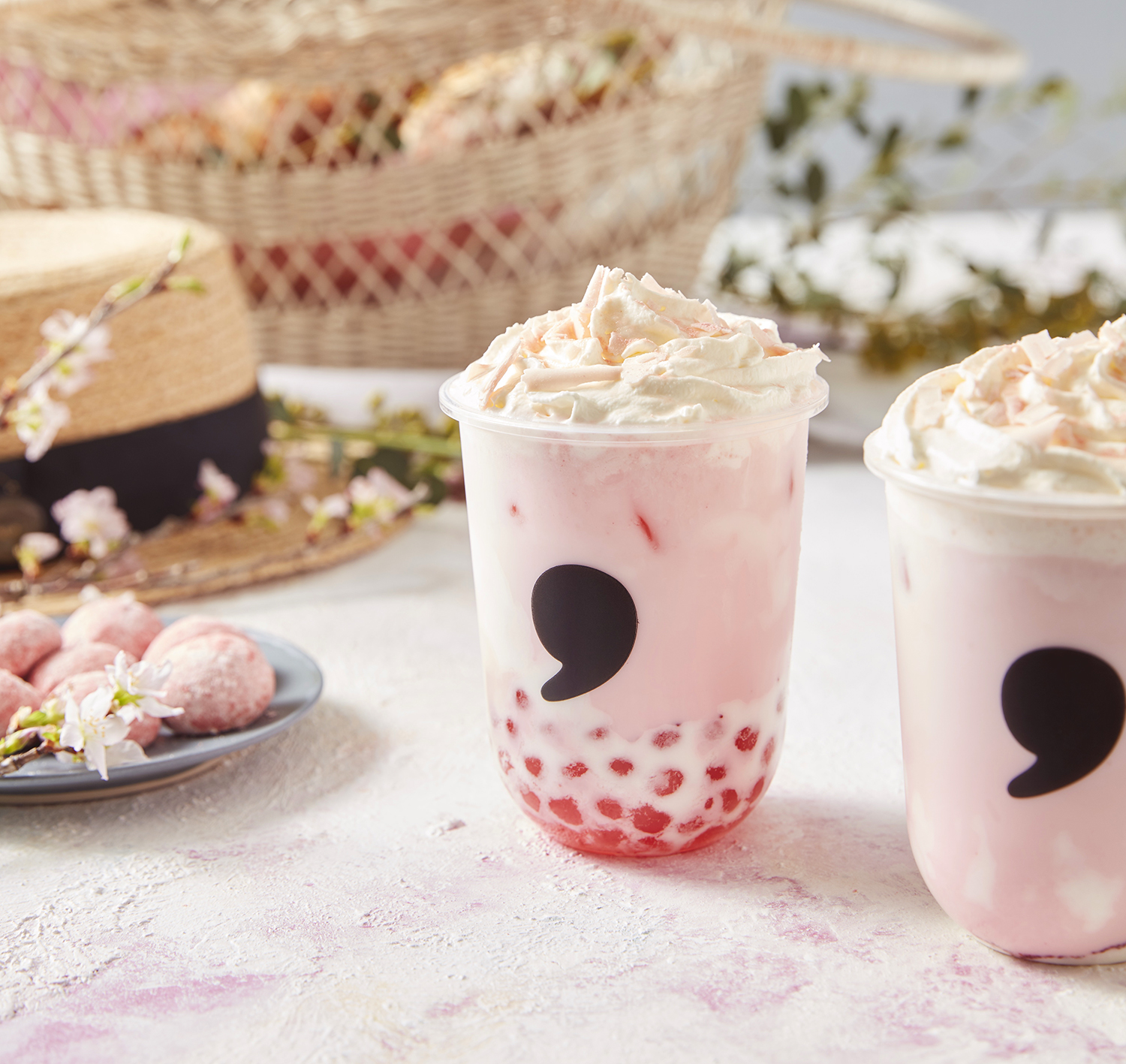 華やかなラテでお花見気分！comma tea(コンマティー)から「さくらラテ＆さくらタピオカ」限定発売 | Emo!miu｜エモミュー