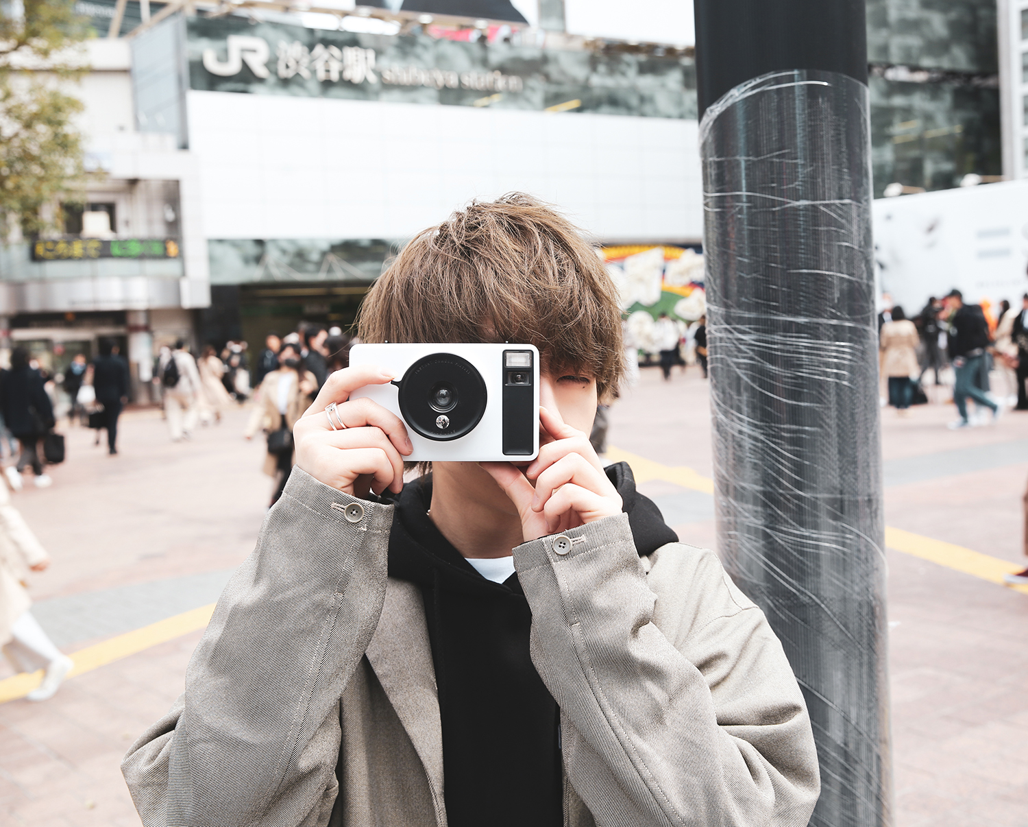 心揺さぶられる瞬間をアナログで記録。—インスタントカメラ「Pixtoss(ピックトス)」から見えるエモい渋谷 | Emo!miu｜エモミュー