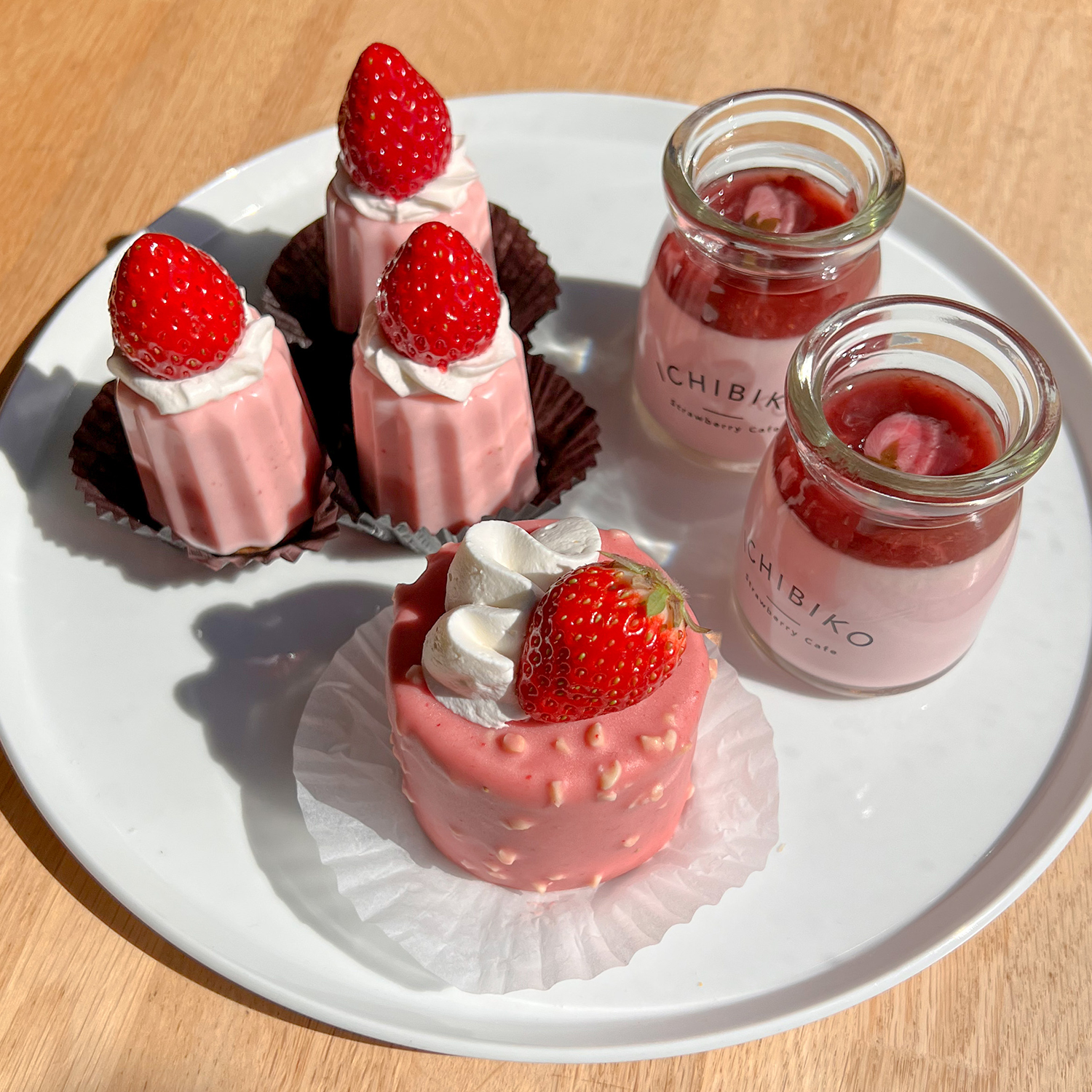 ICHIBIKO(いちびこ)、“さくらいろ”のスムージーやキャンドル、パンタコッタが登場！さくら×いちごがベストマッチ | Emo!miu｜エモミュー
