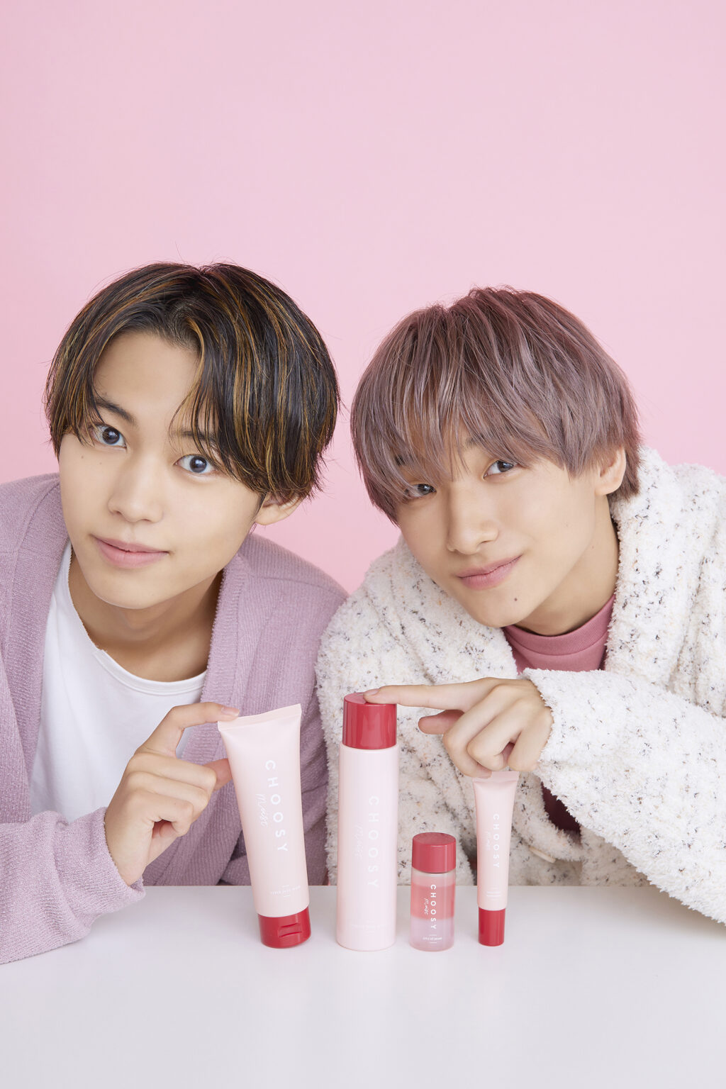 HARUKI＆FUMIYA(BUDDiiS)、ストロベリーの香りに包まれて甘いスキンケアタイムへ。新スキンケアシリーズ「CHOOSY ...