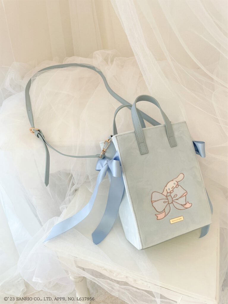 Maison de FLEUR(メゾン ド フルール)からシナモロールのお誕生日をお祝いしたNEWコレクション発売！ギンガムチェックのトートやふわふわなシッポをイメージしたパスケースなど ...