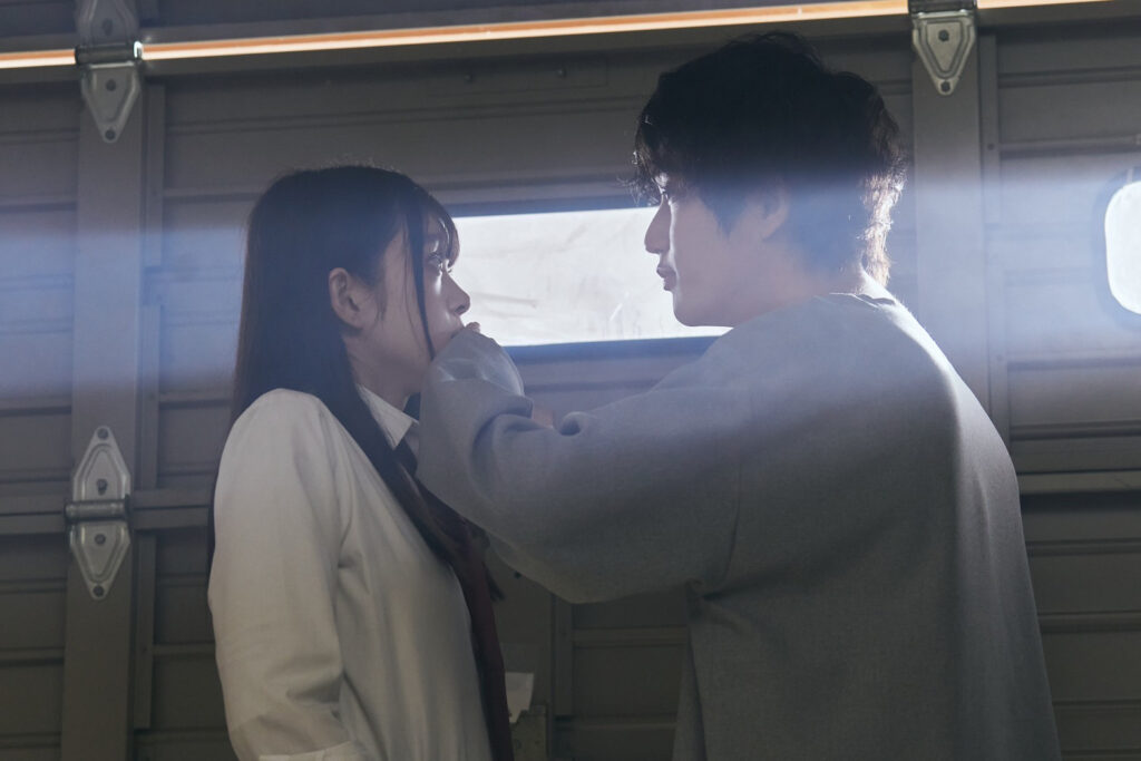 橋本涼(HiHi Jets/ジャニーズJr.)主演にして初キスシーンデビュー！ドラマ「墜落JKと廃人教師」4話で橋本×髙石の“口移しキス”が大きな話題に！ | Emo!miu｜エモミュー