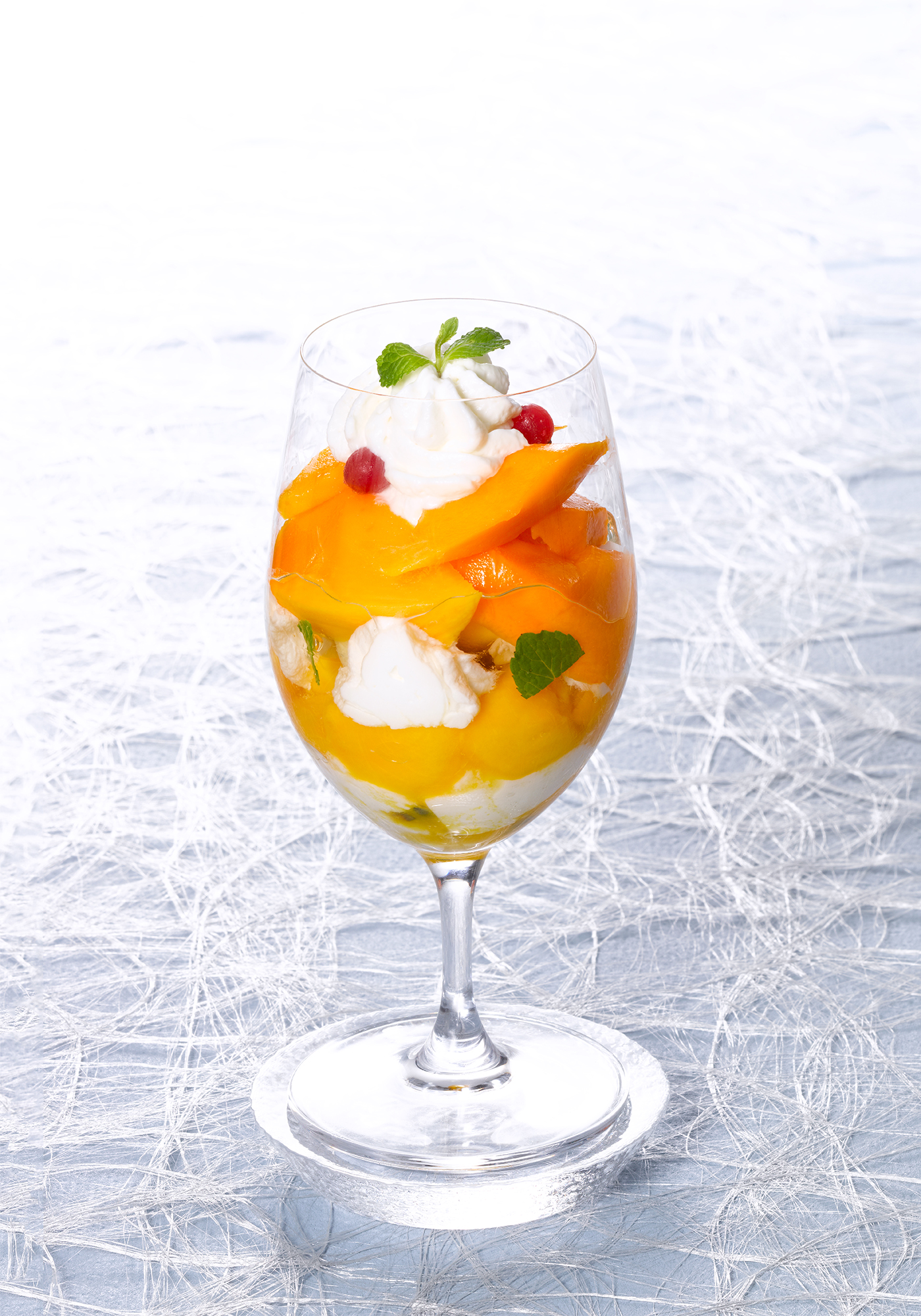 ロイヤルホスト「アップルマンゴー ～Mellow Apple Mango～」開催！程よい酸味と甘み、たっぷりの果汁を含んだマンゴーパフェ♪ ...