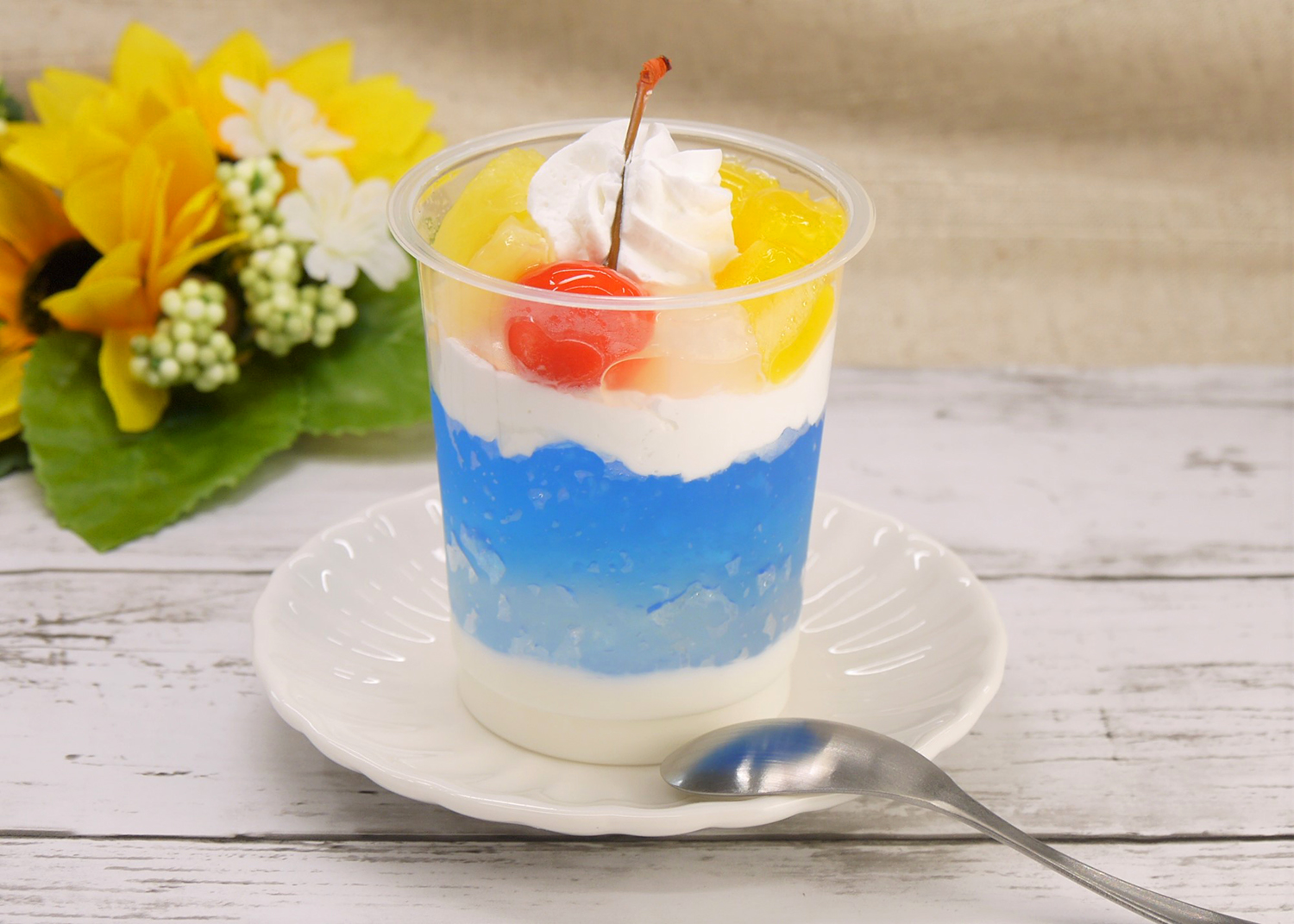 ミニストップの「ハロハロ」イメージのカップスイーツがイオンから初登場！ラムネとヨーグルトムースの夏らしい爽やかパフェ | Emo!miu｜エモミュー