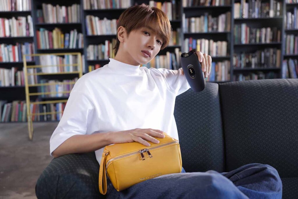 Nissy(西島隆弘)がこだわり抜いたデザインに！「Nissy x スムーズスキン コラボスペシャルポーチ」発売♪ 名前入りサインプレゼント企画も実施 | Emo!miu｜エモミュー