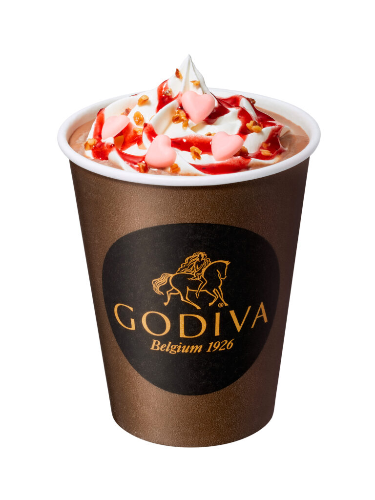 ホイップクリームの上にハート型チョコをトッピング！GODIVA(ゴディバ)「ジャンドゥーヤ ストロベリー ショコリキサー」華やかなバレンタインシーズン限定ドリンク | Emo!miu｜エモミュー