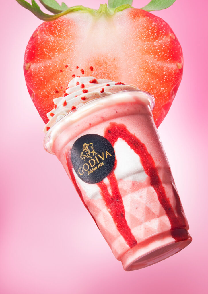 いちごミルクのような上品な甘さと爽やかさ！GODIVA(ゴディバ)進化した「ストロベリー ショコリキサー」発売開始！ | Emo!miu｜エモミュー