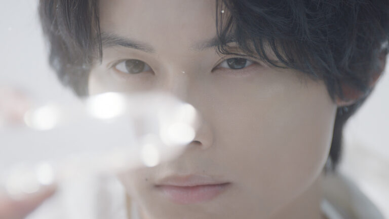 松村北斗(SixTONES)が真っ白な大型犬ボルゾイと共演！SHIRORU(シロル)新CM | Emo!miu｜エモミュー