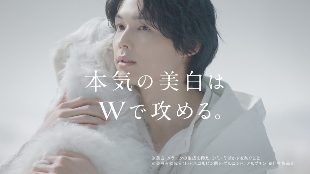 松村北斗(SixTONES)が真っ白な大型犬ボルゾイと共演！SHIRORU(シロル)新CM | Emo!miu｜エモミュー