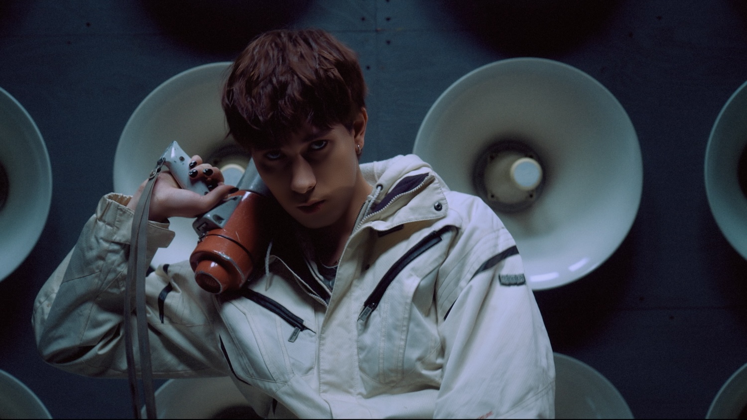 SUPER★DRAGON、表題曲「Break off」Official Music Videoを公開！AIに操られた社会に対する人間の怒りを ...